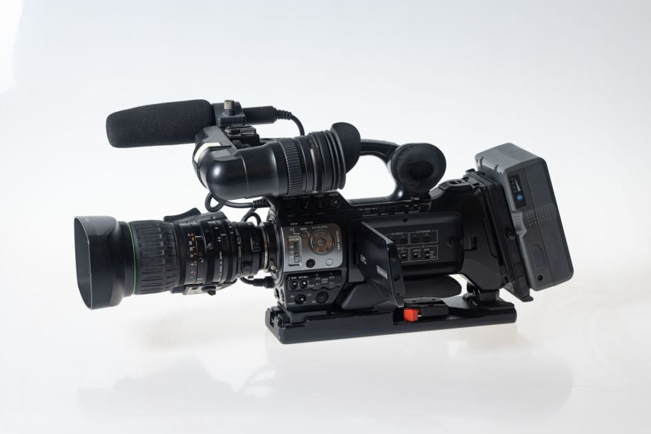 JVC GY-HM700 HD Camcorder Kit z Canon 14×4.4 Lens in zoom daljincem