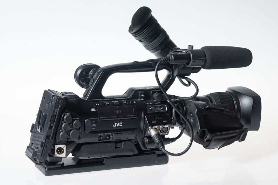 JVC GY-HM700 HD Camcorder Kit z Canon 14×4.4 Lens in zoom daljincem