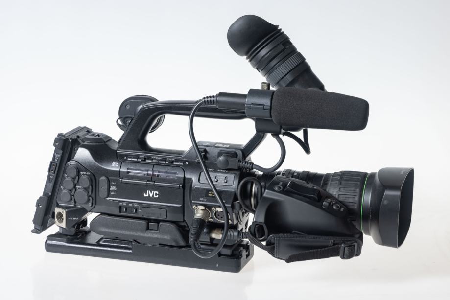 JVC GY-HM700 HD Camcorder Kit z Canon 14×4.4 Lens in zoom daljincem