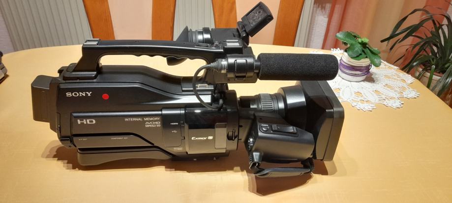 Ugodno prodam kamero SONY HXR-MC2000
