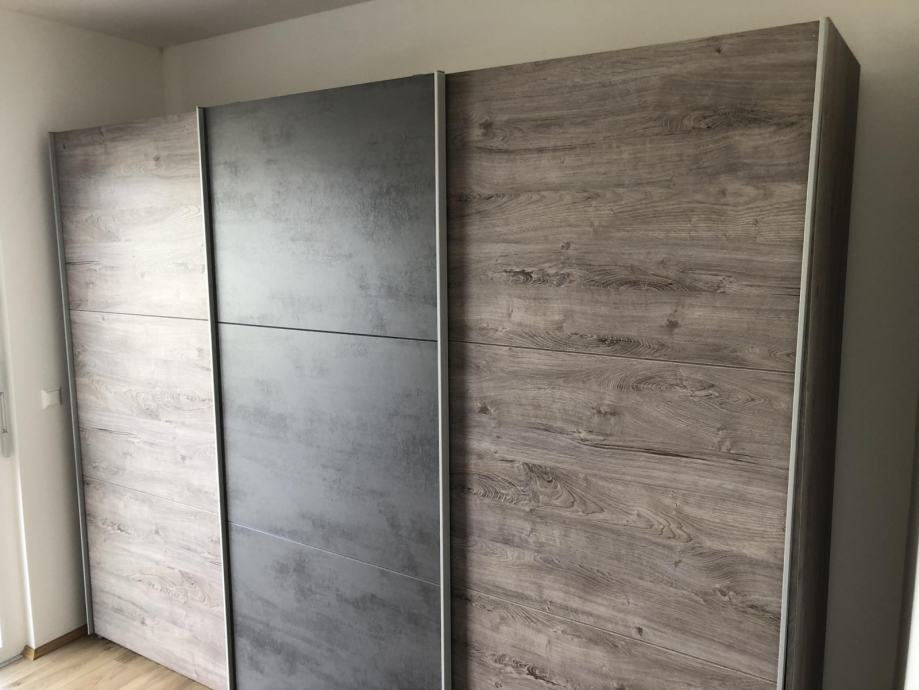 Z tihim zapiranjem, stara samo 1 leto, MOŽNA DOSTAVA