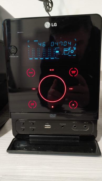 LG FB162 Mikro glasbeni stolp z DVD predvajalnikom, USB in daljincem