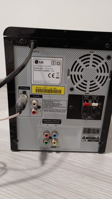 LG FB162 Mikro glasbeni stolp z DVD predvajalnikom, USB in daljincem