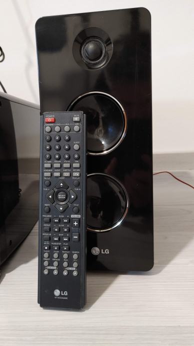 LG FB162 Mikro glasbeni stolp z DVD predvajalnikom, USB in daljincem