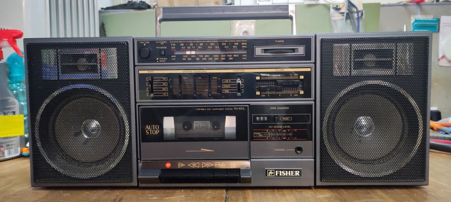 Starejši radio-kasetofon