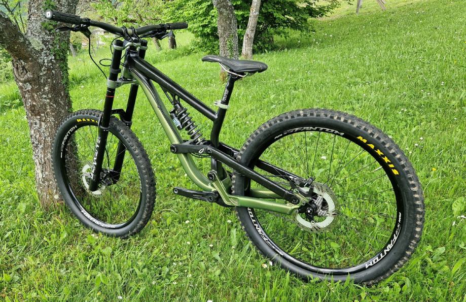 Freeride Downhill kolo Scott Voltage
