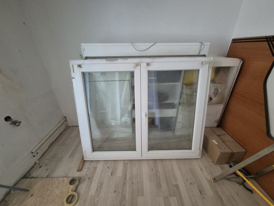2-slojno PVC okno z novo roleto in izvlečnim komarnikom