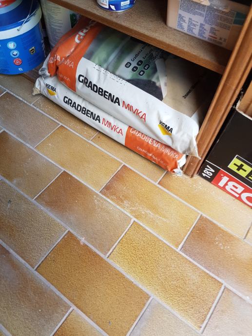 Gradbena muvka, pult