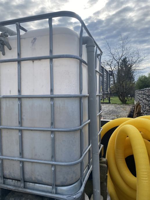 IBC cisterna, IBC pipa, rezervoar, 1000L, dovodna in odvodna cev