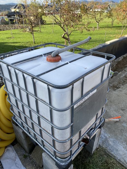 IBC cisterna, IBC pipa, rezervoar, 1000L, dovodna in odvodna cev