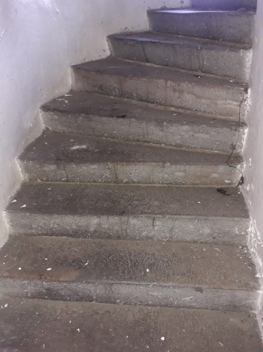 Stare kamnite stopnice