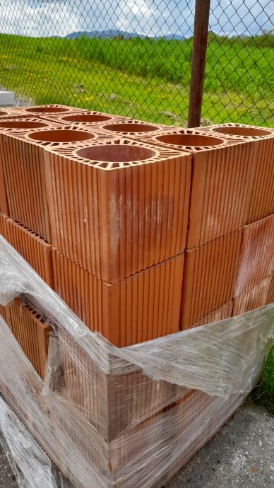 Tuljava opečna ventilacijska za zračnik