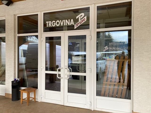 Vhodna vrata z vetrolovom