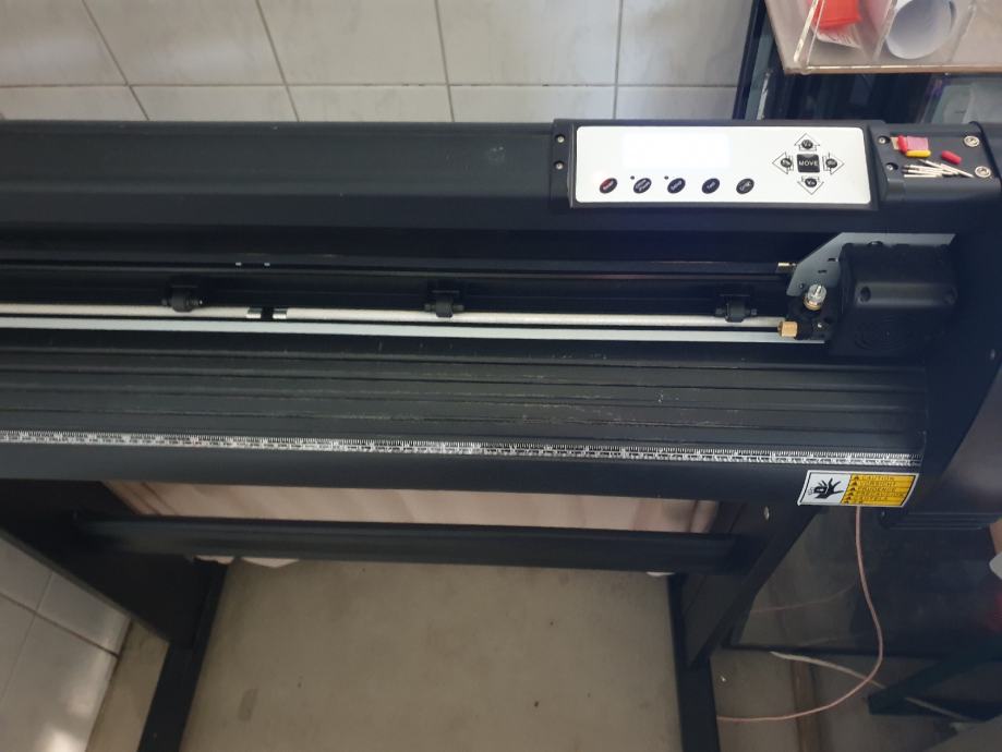RAZSTAVNI MODEL - Cutter / plotter širine 870 mm s programom