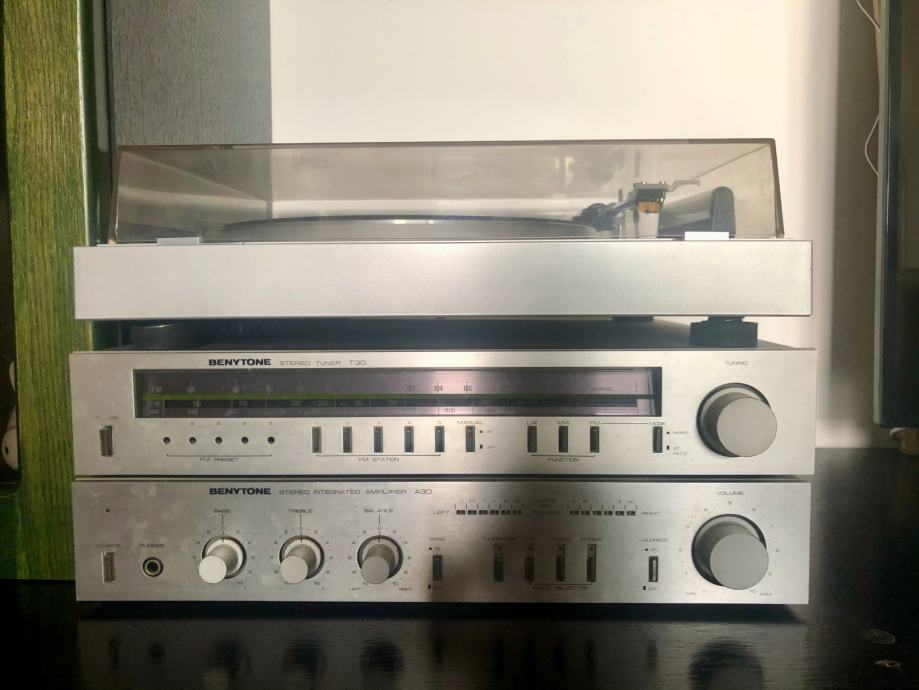 Gramofon Benytone z ojačevalcem, tunerjem in zvočniki
