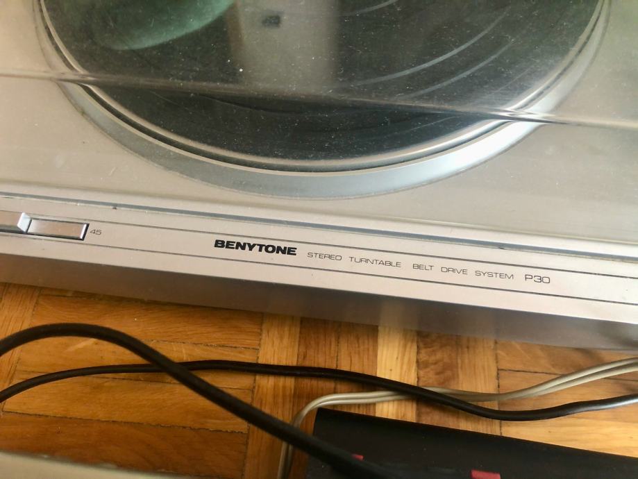 Gramofon Benytone z ojačevalcem, tunerjem in zvočniki
