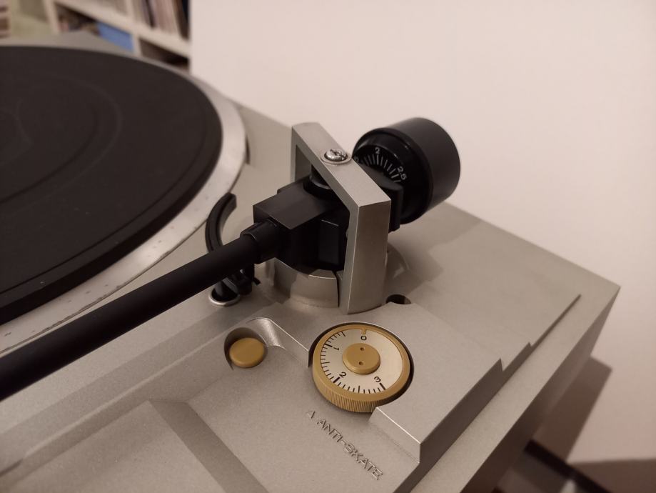 Gramofon Hitachi HT-21