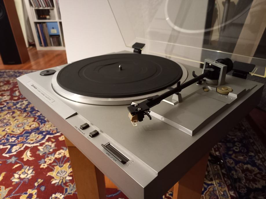 Gramofon Hitachi HT-21