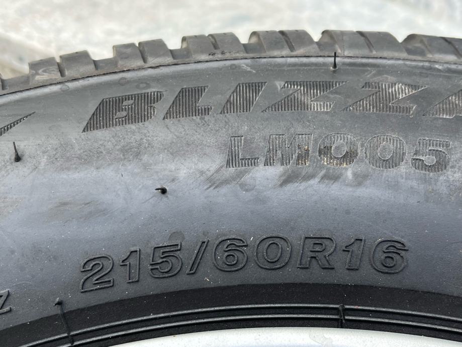 Zimske gume Bridgestone Blizzak 215/60/R16 na platiščih za VW Passat