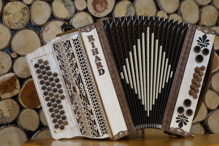 DIATONIČNA HARMONIKA RIHARD NOVI MODEL