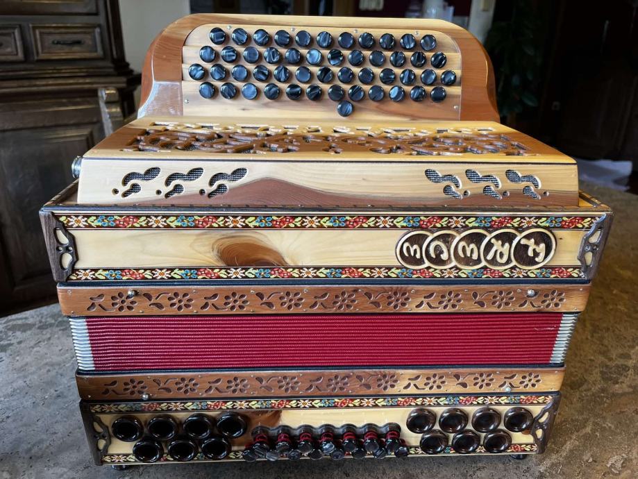 Diatonična PROFI harmonika, s celo vrsto poltonov,na basih TOTTER MIDI