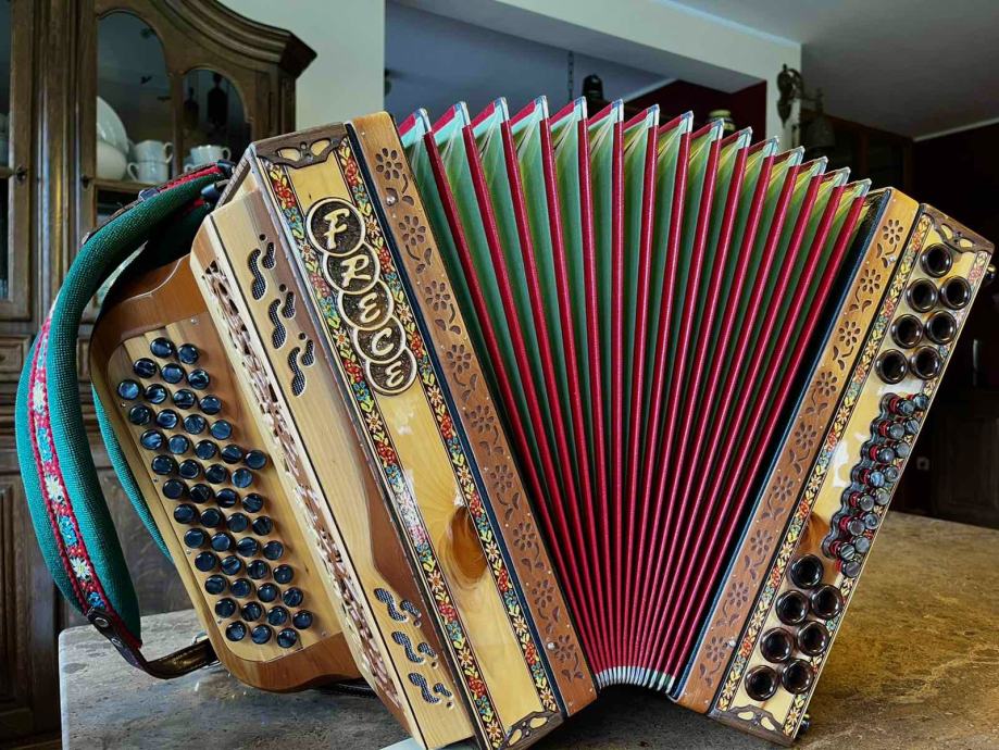Diatonična PROFI harmonika, s celo vrsto poltonov,na basih TOTTER MIDI