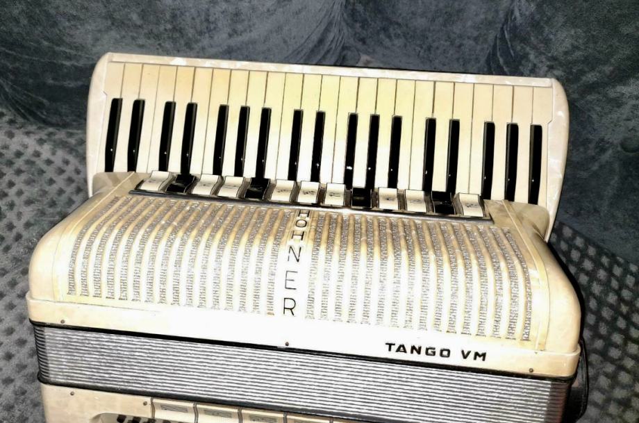 Hohner Tango VM 120 klavirska harmonika za domačo glasbo