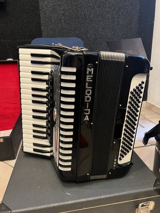 Klavirska harmonika Melodija 80 basna