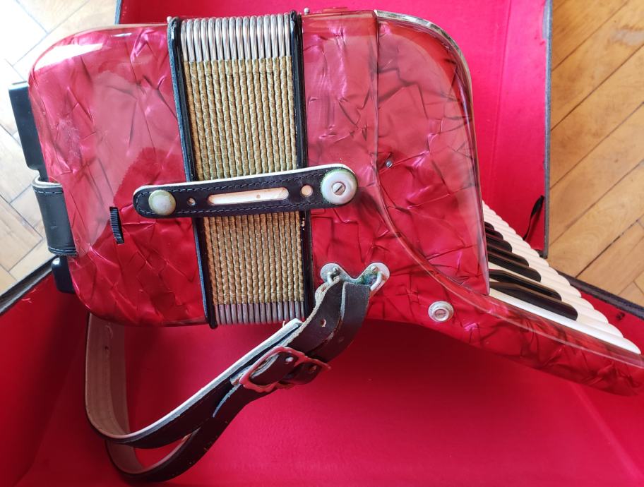 Klavirska harmonika Melodija, model Violeta, 80 basna, s kovčkom