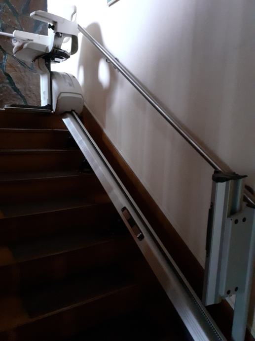 STOPNIŠČNO DVIGALO ZA INVALIDE