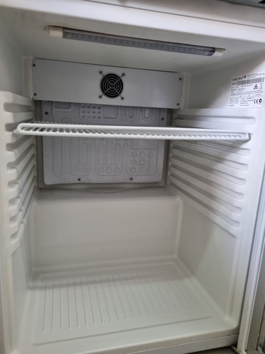 Pod pultni hladilnik