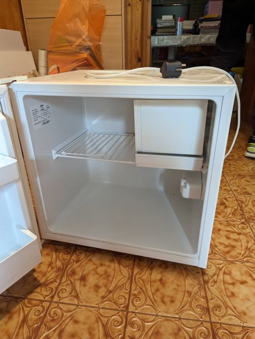 Mini hladilnik - Zanussi ZT70, 62L