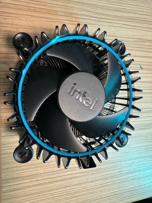 Intel LGA1700 CPU cooler / hladilnik za procesor