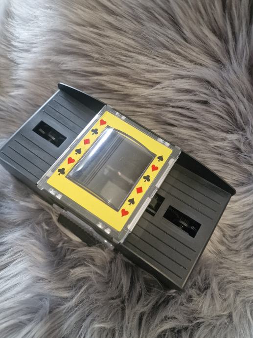 Elektronski avtomatski mešalec kart