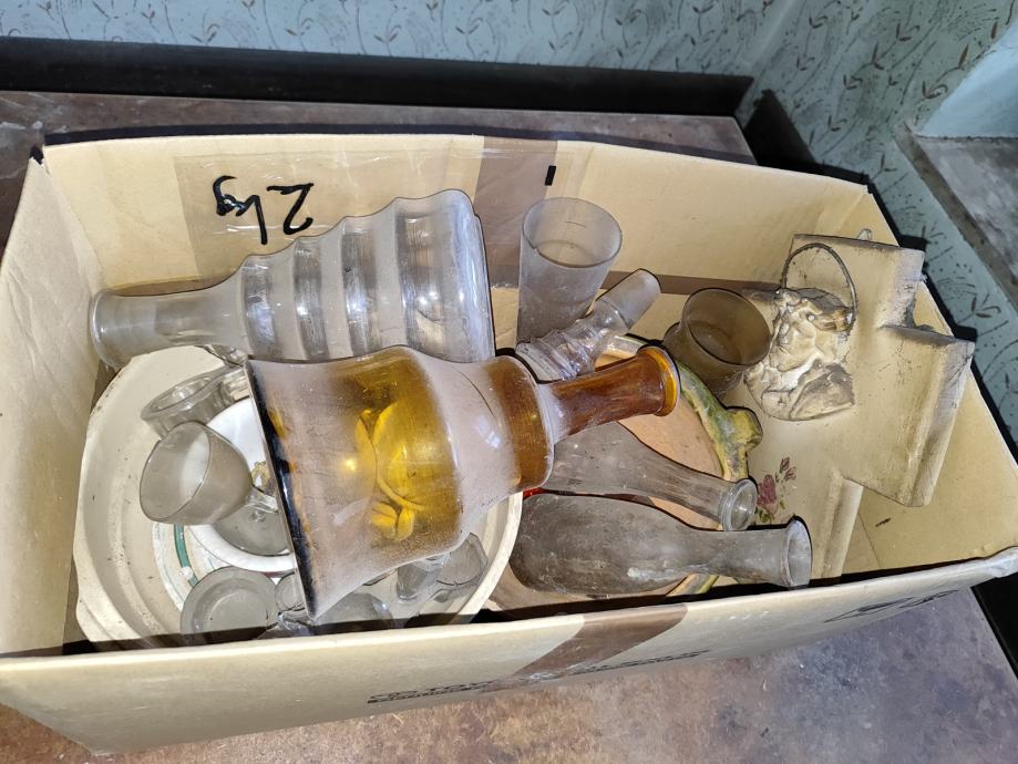 Starinsko pohištvo, starinska oprema, verski simboli, knjige