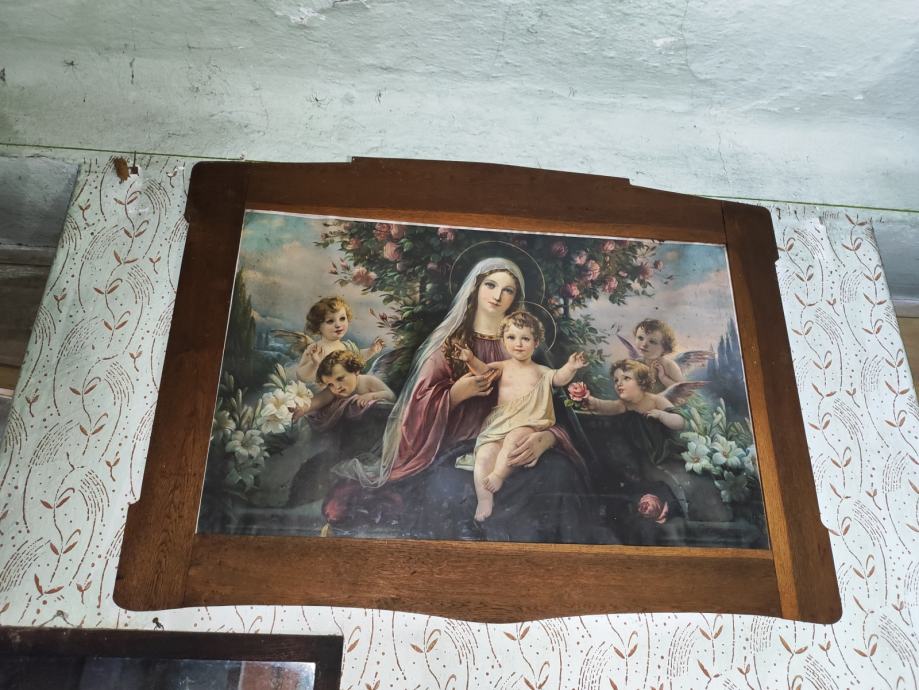 Starinsko pohištvo, starinska oprema, verski simboli, knjige