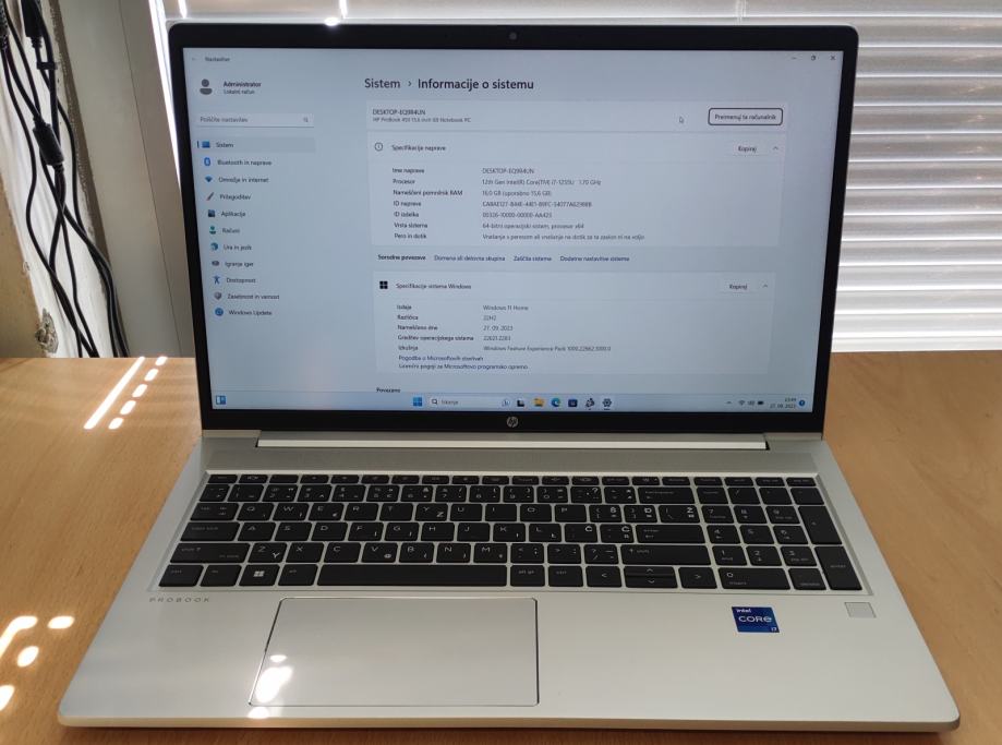 HP Probook 450G9: i7,1TB disk,16GB rama,Windows 11 - praktično nov