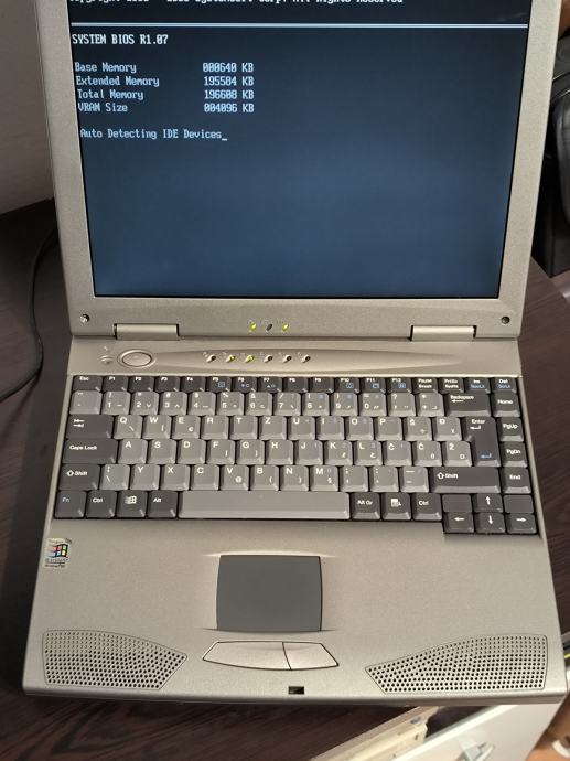 prenosnik HPC Note 6120, Celeron 466mhz, 192mb ram, ATi Rage - retro