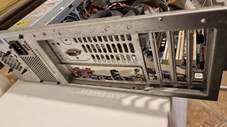 IBM NetVista, starejši retro računalnik + grafična Ati radeon agp 128