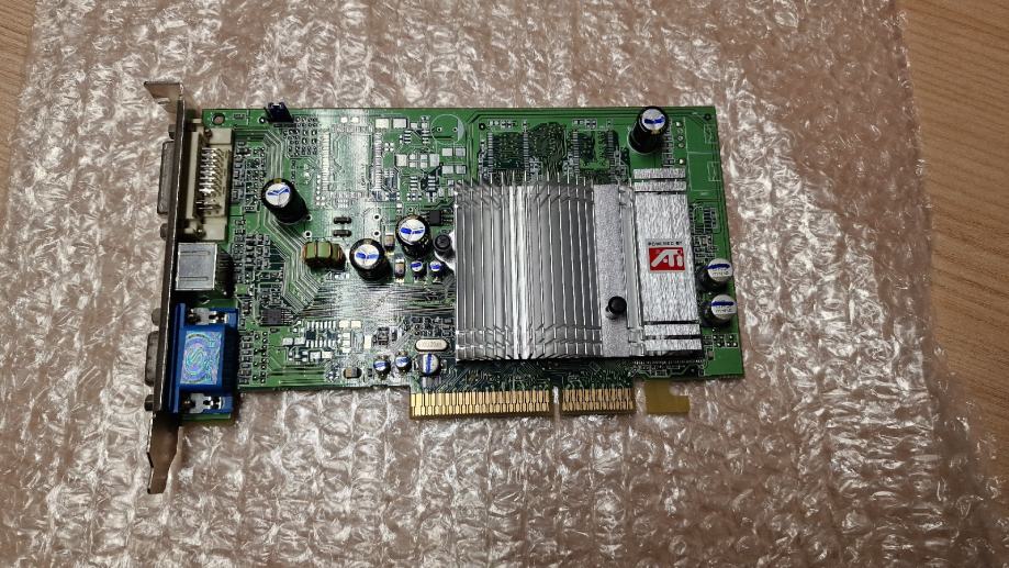 IBM NetVista, starejši retro računalnik + grafična Ati radeon agp 128