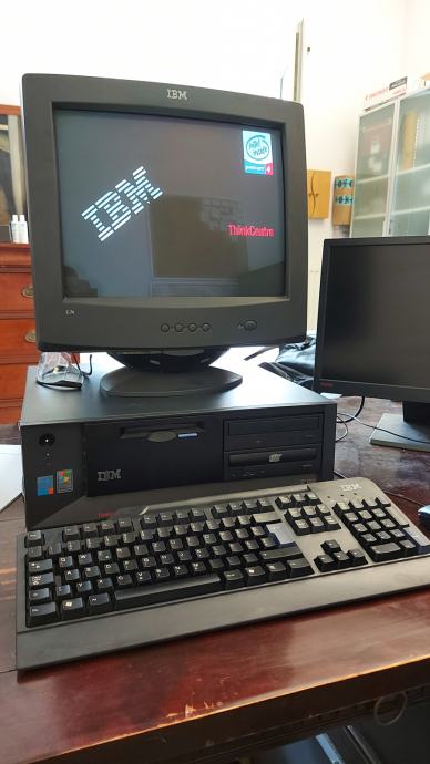 Retro računalnik IBM ThinkCentre Pentium 4 + CRT monitor IBM E74