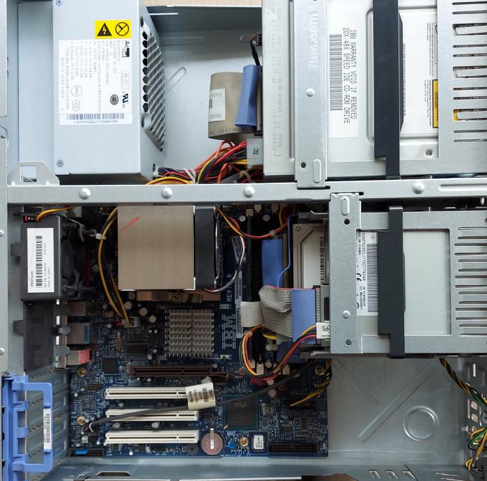 Retro računalnik IBM ThinkCentre Pentium 4 + CRT monitor IBM E74