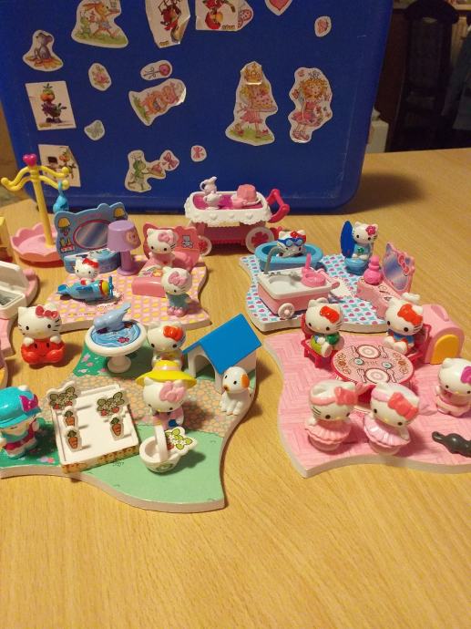 Igralni komplet Hello Kitty + mini figurice živalic in pupik