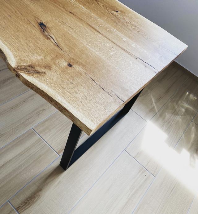 Masivna jedilna miza