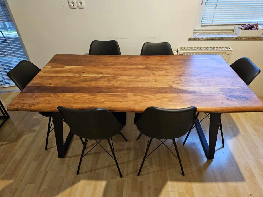 Masivna miza iz akacije