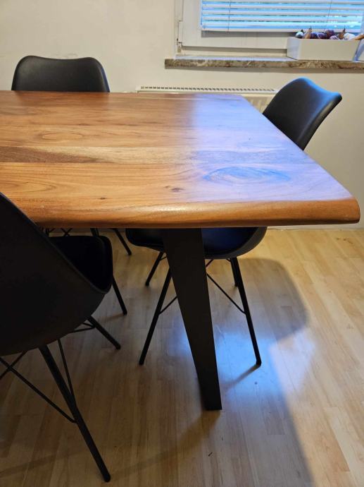 Masivna miza iz akacije