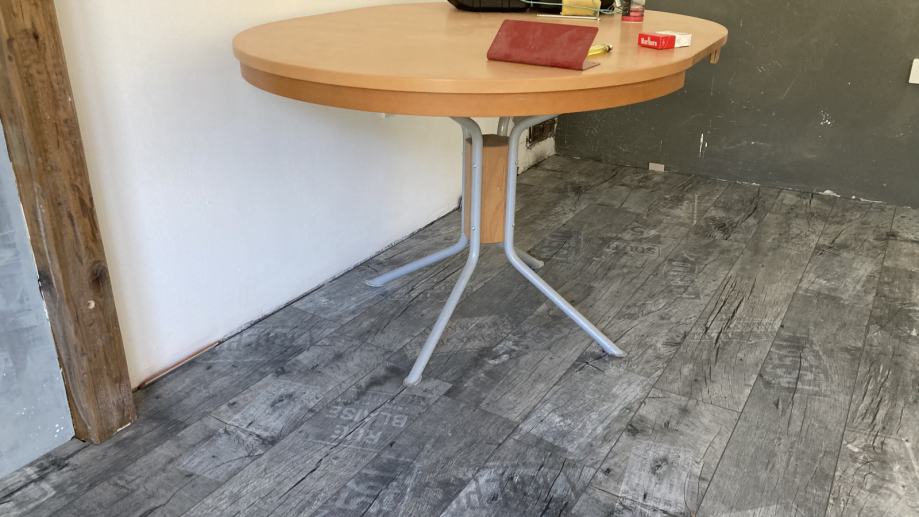 Raztegljiva okrogla miza