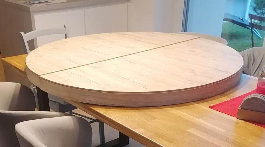 Raztegljiva okrogla miza