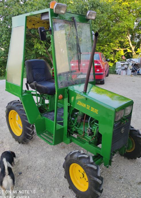 Mali komunalni traktor