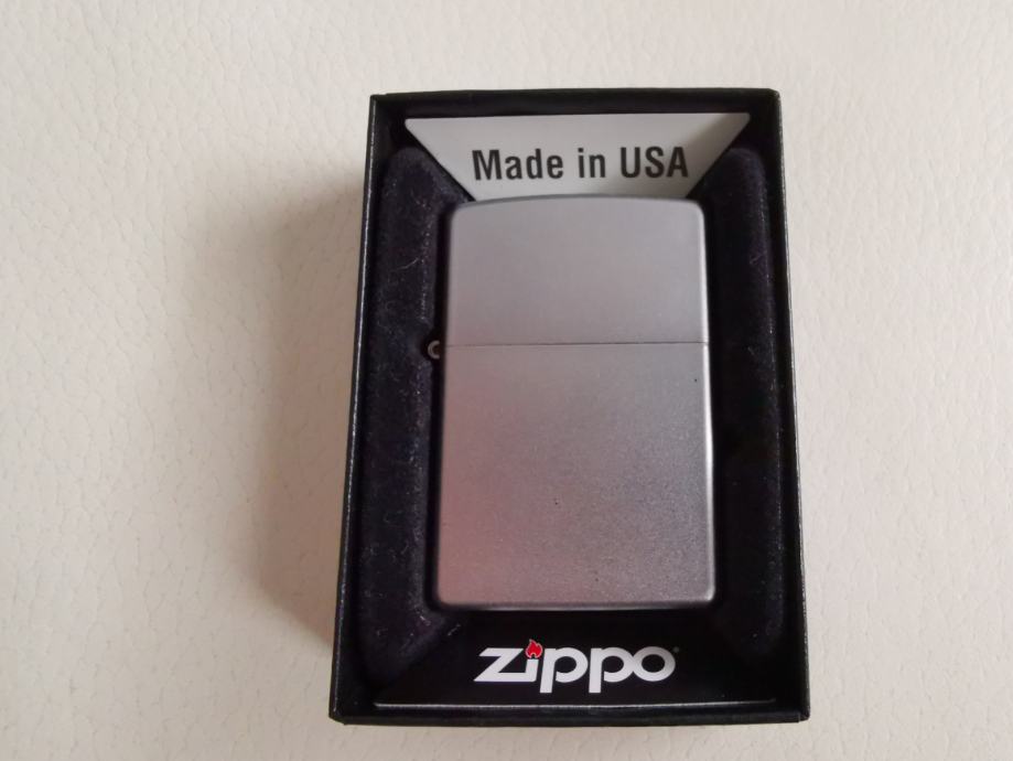 Vžigalnik Zippo 205